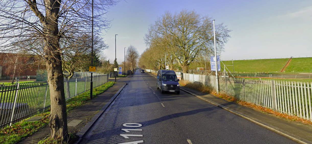 Man hospitalised after car hits tree in Chingford - Waltham Forest Echo